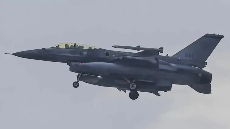 הטיל א"א הישראלי המתקדם Python-5, שמסוגל לפגוע במטרות מאחור, זוהה על מטוס קרב F-16 סינגפורי ...